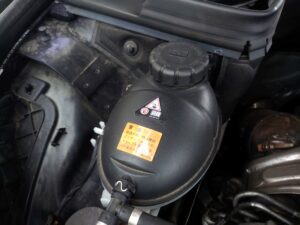 「冷却水を点検してください」の表示が出た時の対処法。冷却水の点検・補給・漏れの確認方法【メルセデス・ベンツEクラスクーペ(C207 ...