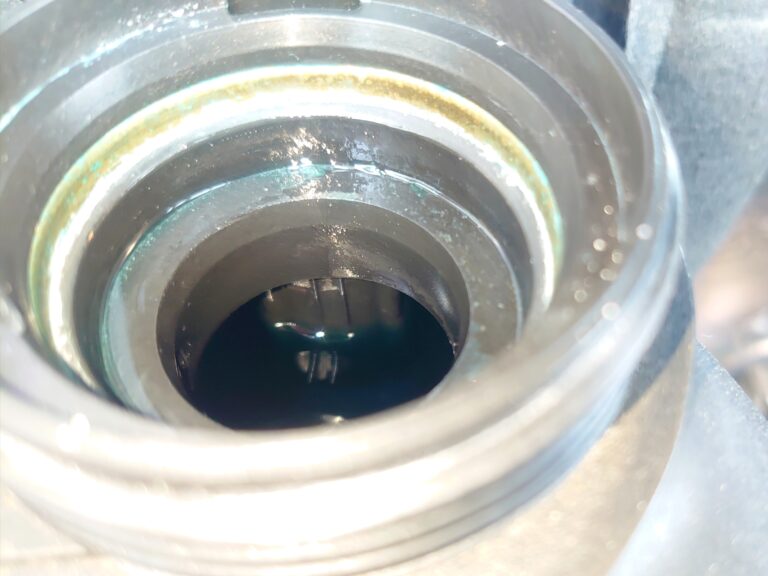 「冷却水を点検してください」の表示が出た時の対処法。冷却水の点検・補給・漏れの確認方法【メルセデス・ベンツEクラスクーペ(C207 ...